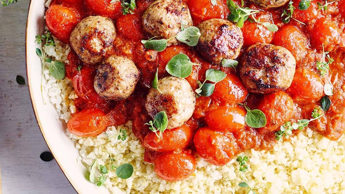 Bloemkoolrijst met gepofte tomaat en balletjes | AEG